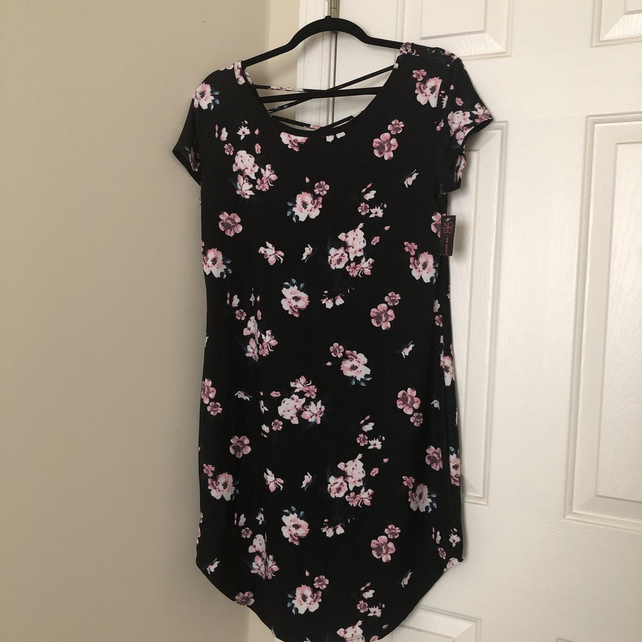 Stretchy floral dress with rounded bottom - never... - Depop