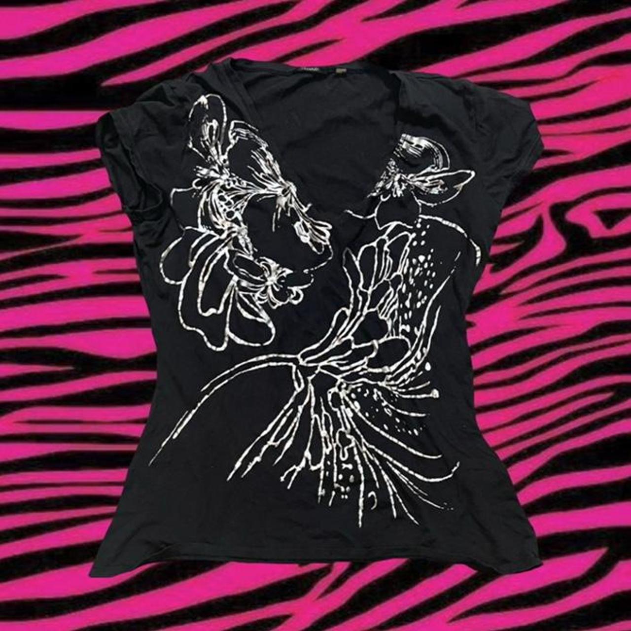 2000s graphic Tee -worn twice only flaw is the... - Depop