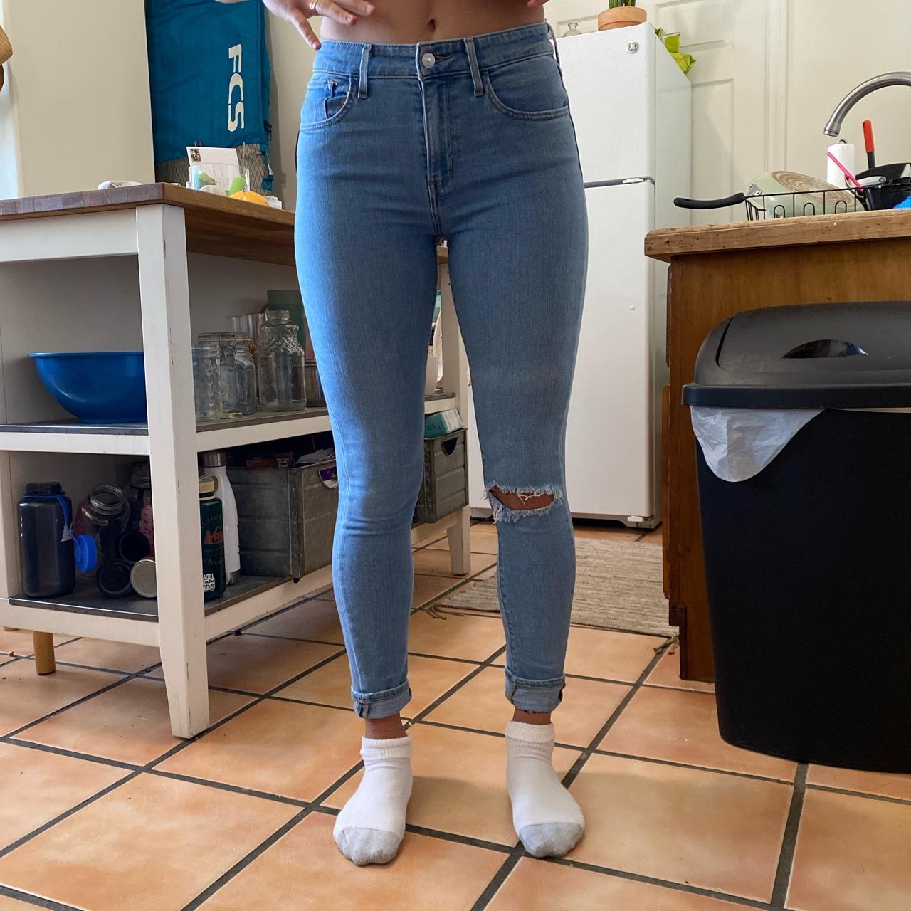Levi’s skinny jeans with rip in one knee - Depop