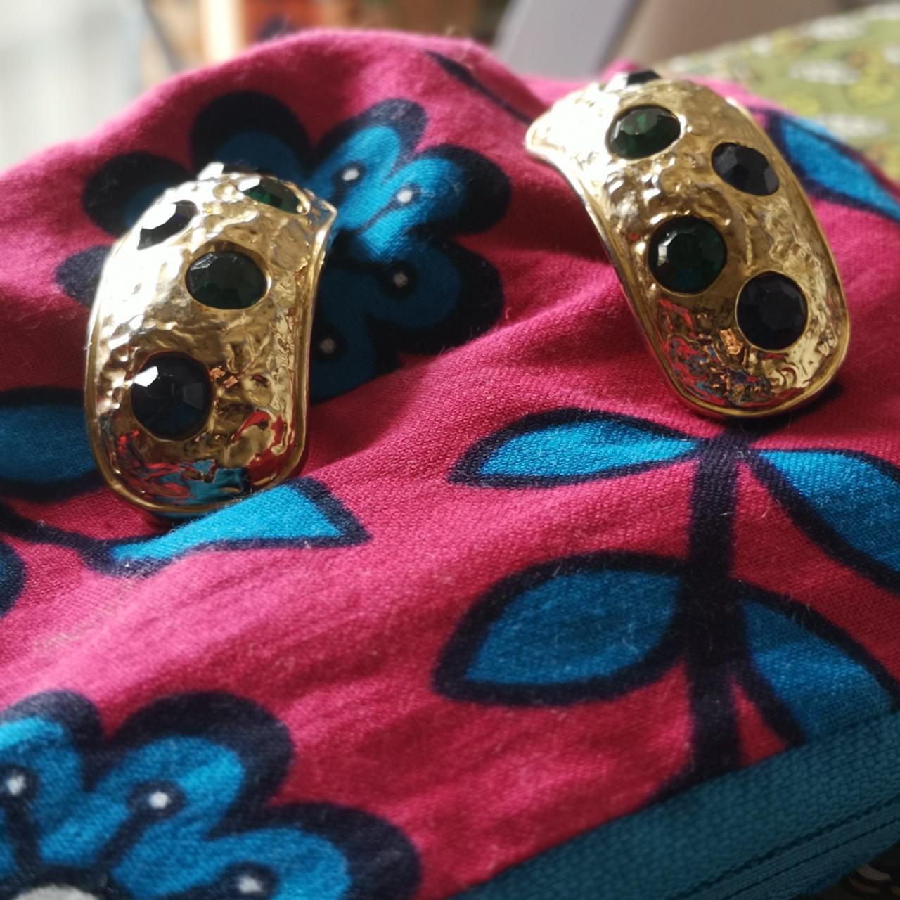 Gorgeous mottled gold metal clip on vintage... - Depop