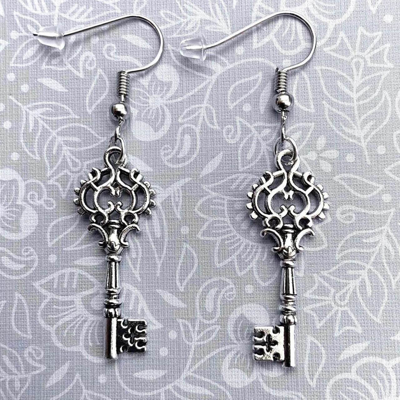 🌿 Whimsical skeleton key charm earrings! So pretty... - Depop