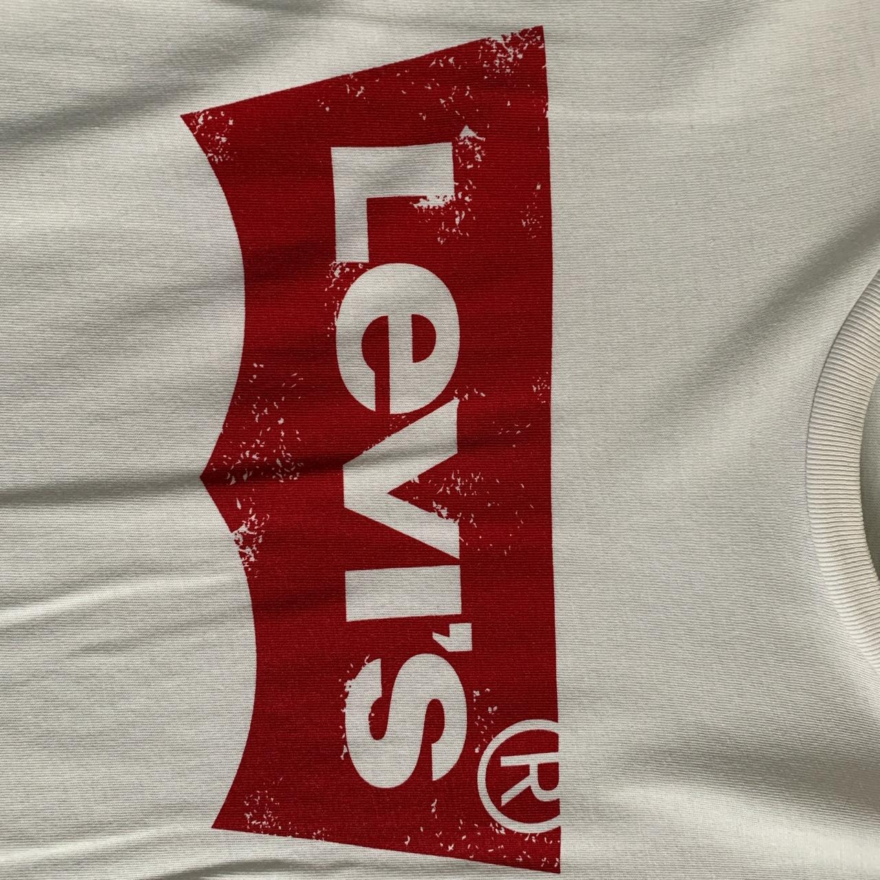 Levi's Men's White and Red T-shirt | Depop