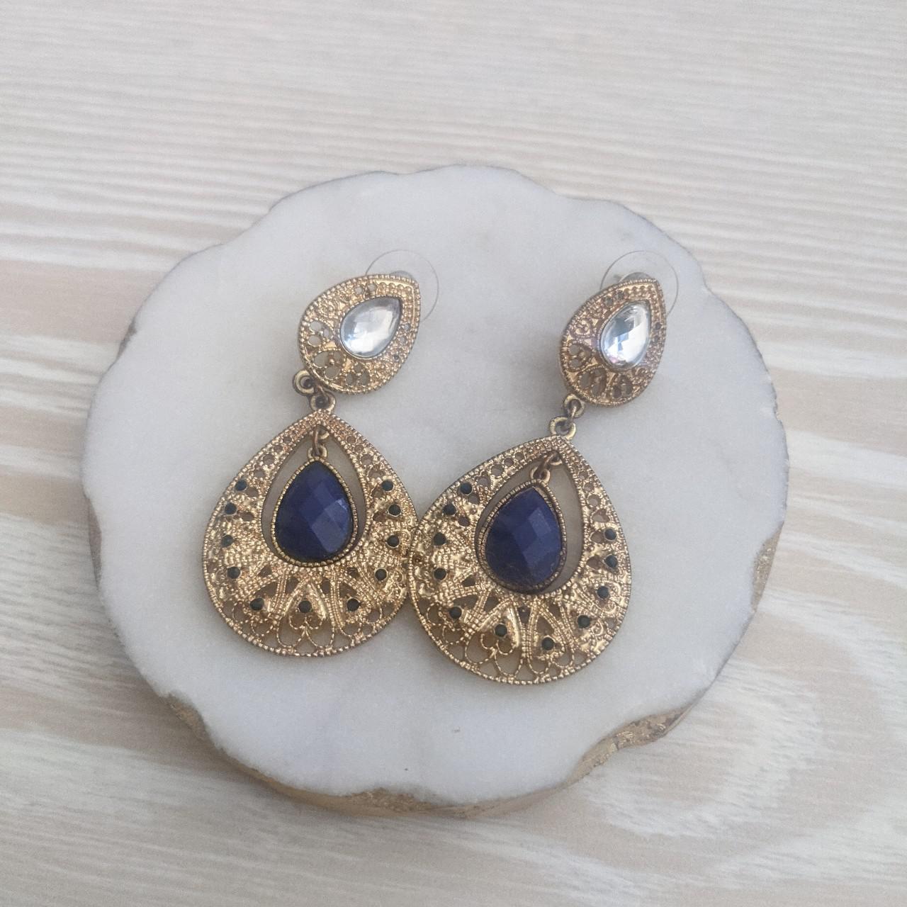Chic drop earrings. Costume jewelry. The gold and