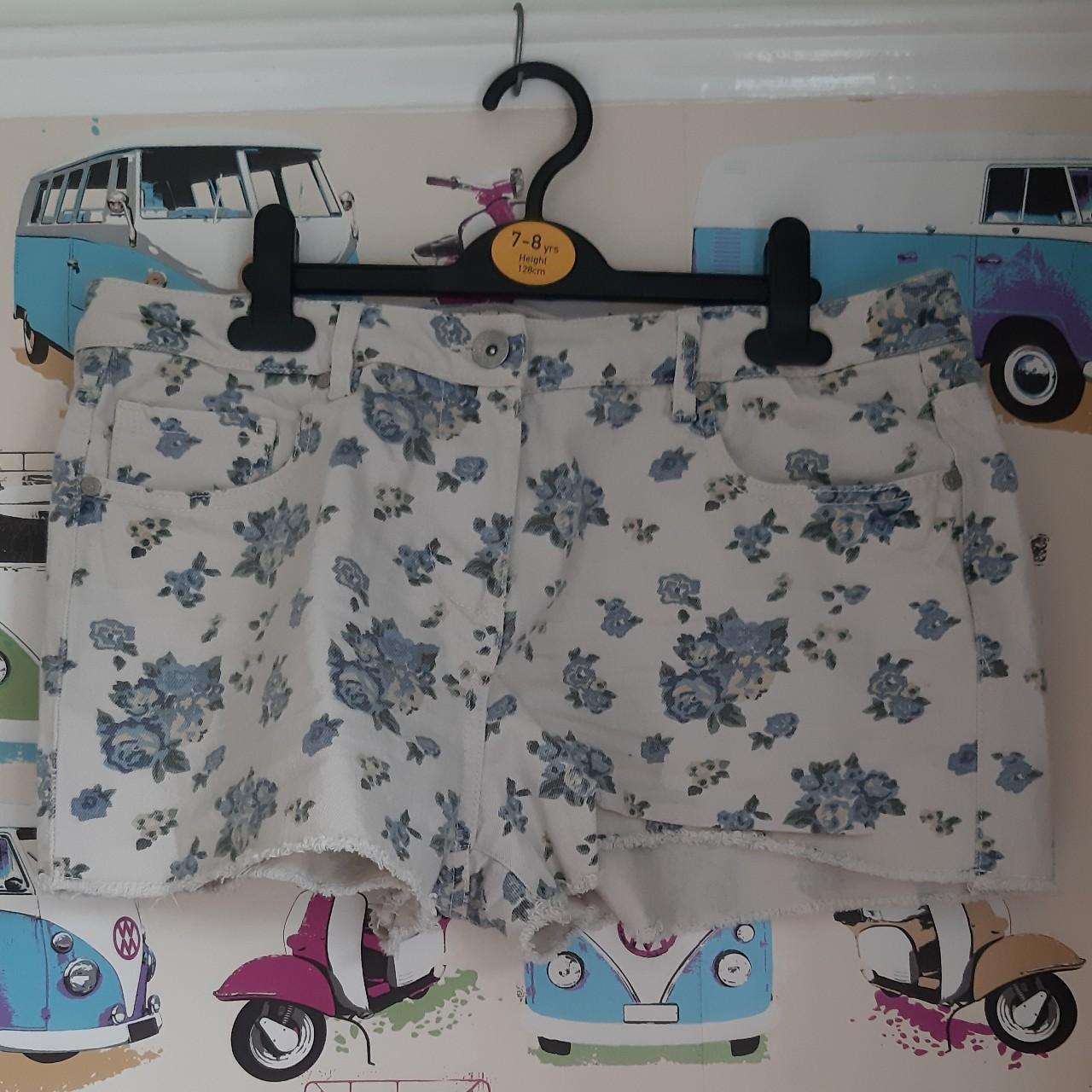 Pretty white shorts with blue flowers Size says 12 - Depop