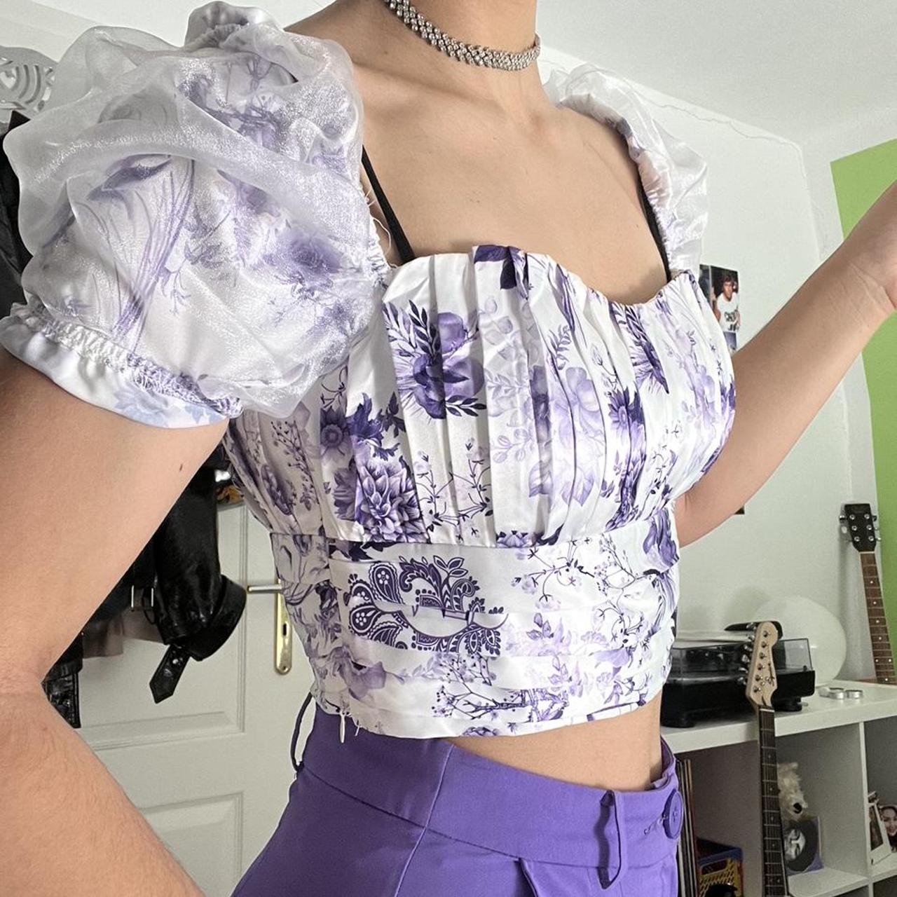 💜🤍Pretty, cute Crop Top with flower print 🤍💜 - Depop