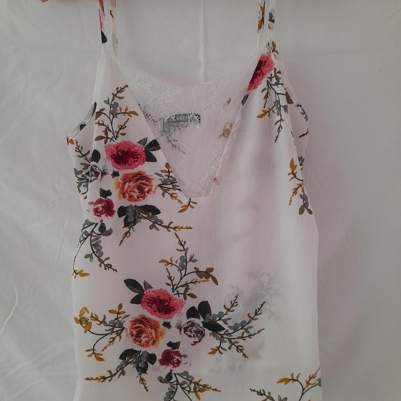 Floral loose cami with lace front - Depop