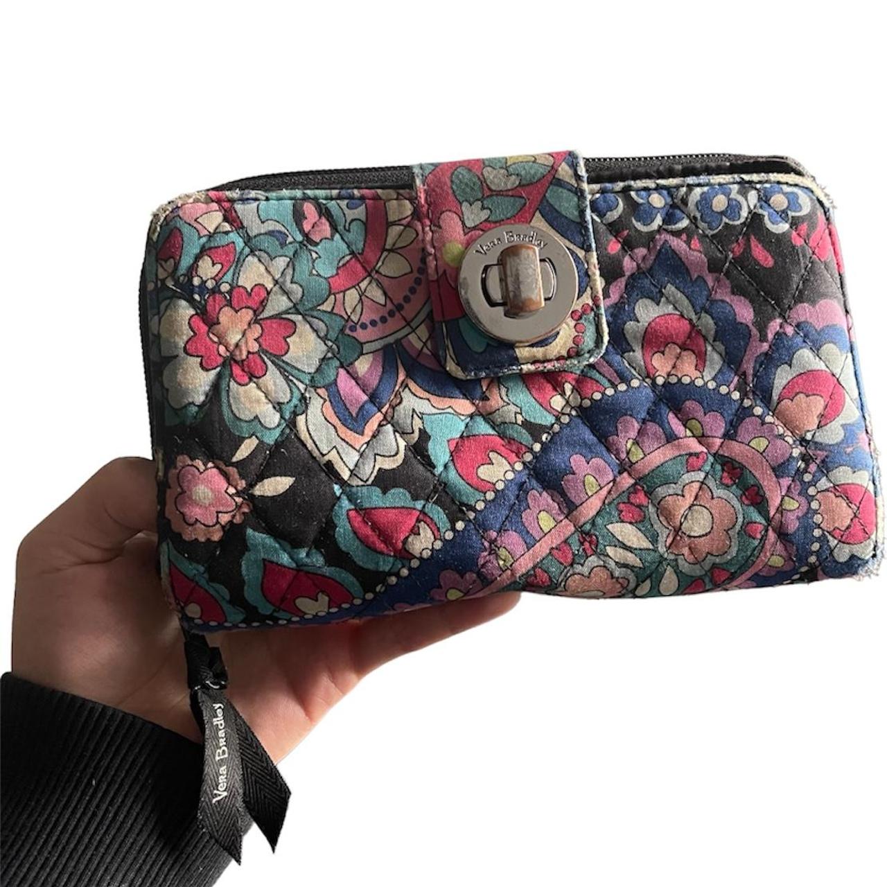 Vera Bradley Wallet 🌸 Some scratches on the... - Depop