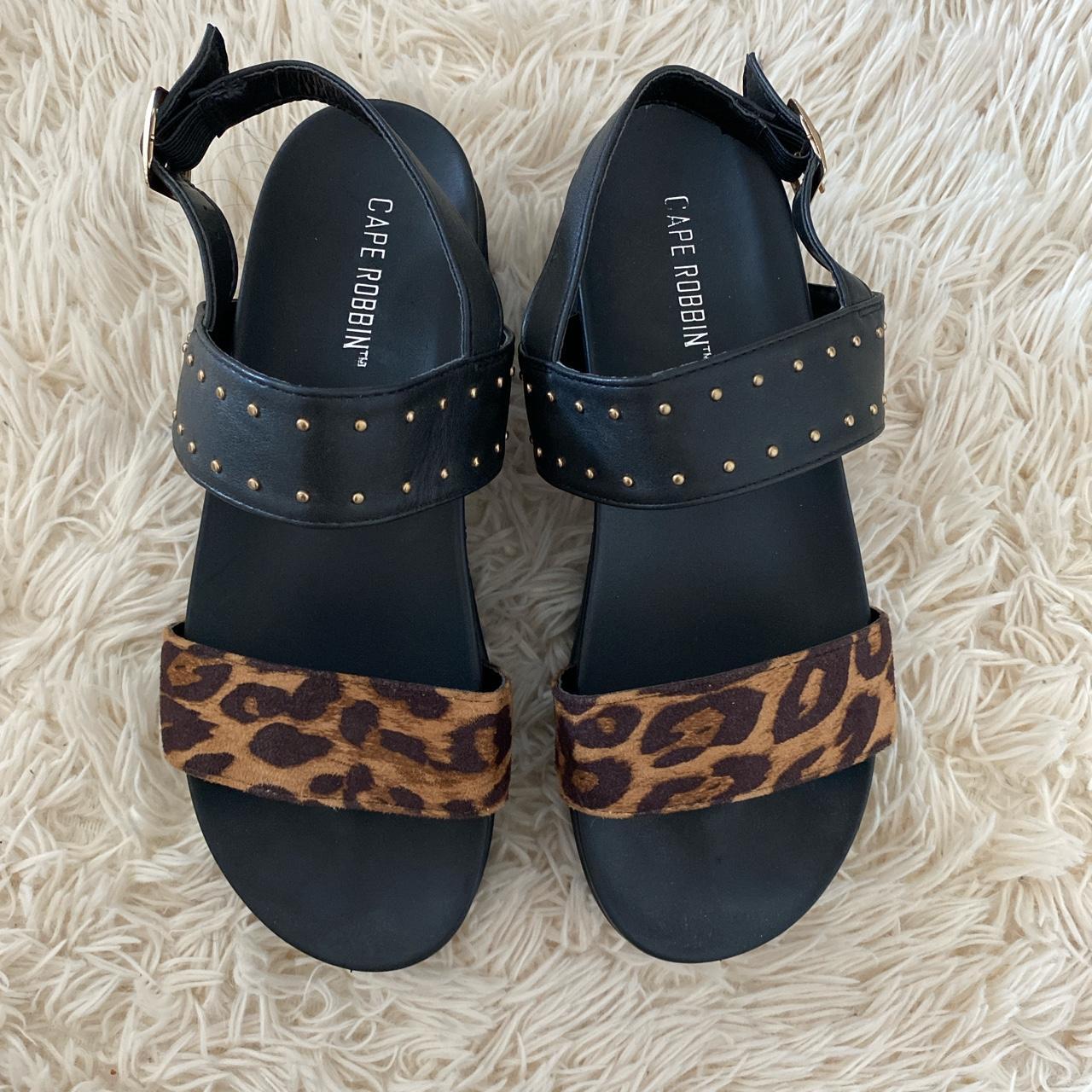 Cape Robbin Women's Brown and Black Sandals | Depop