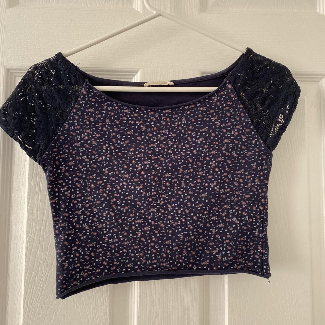 -subdued top -best fits a small -good condition - Depop