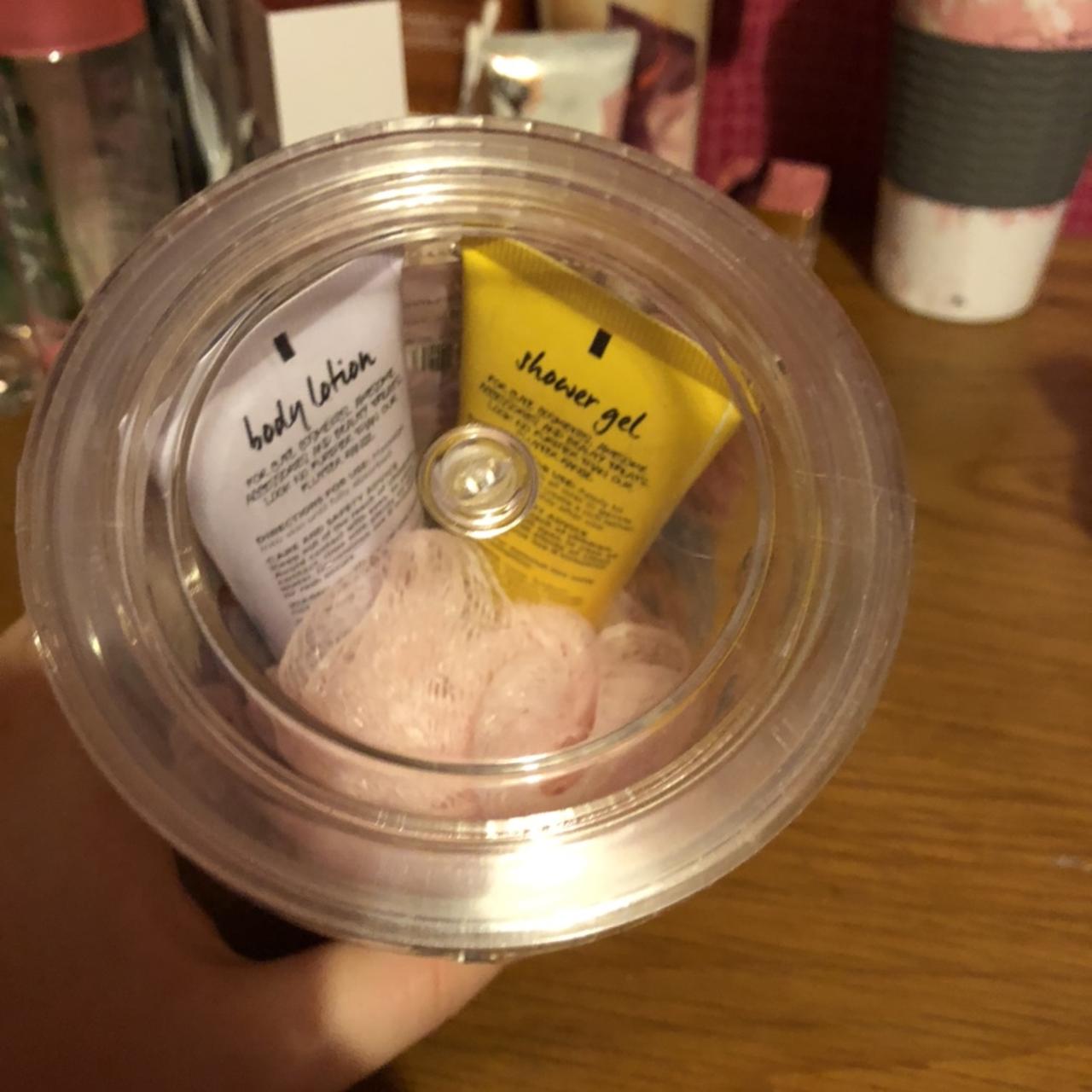 🌝🌚🌝🌚🌝🌚🌝🌚🌝🌚🌝 🦄Flutter Flask Gift Set 🔥Treat... - Depop