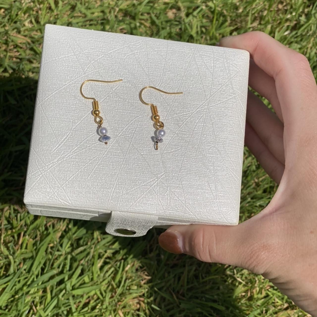 Pearl and silver beaded dangle style earrings Gold... - Depop