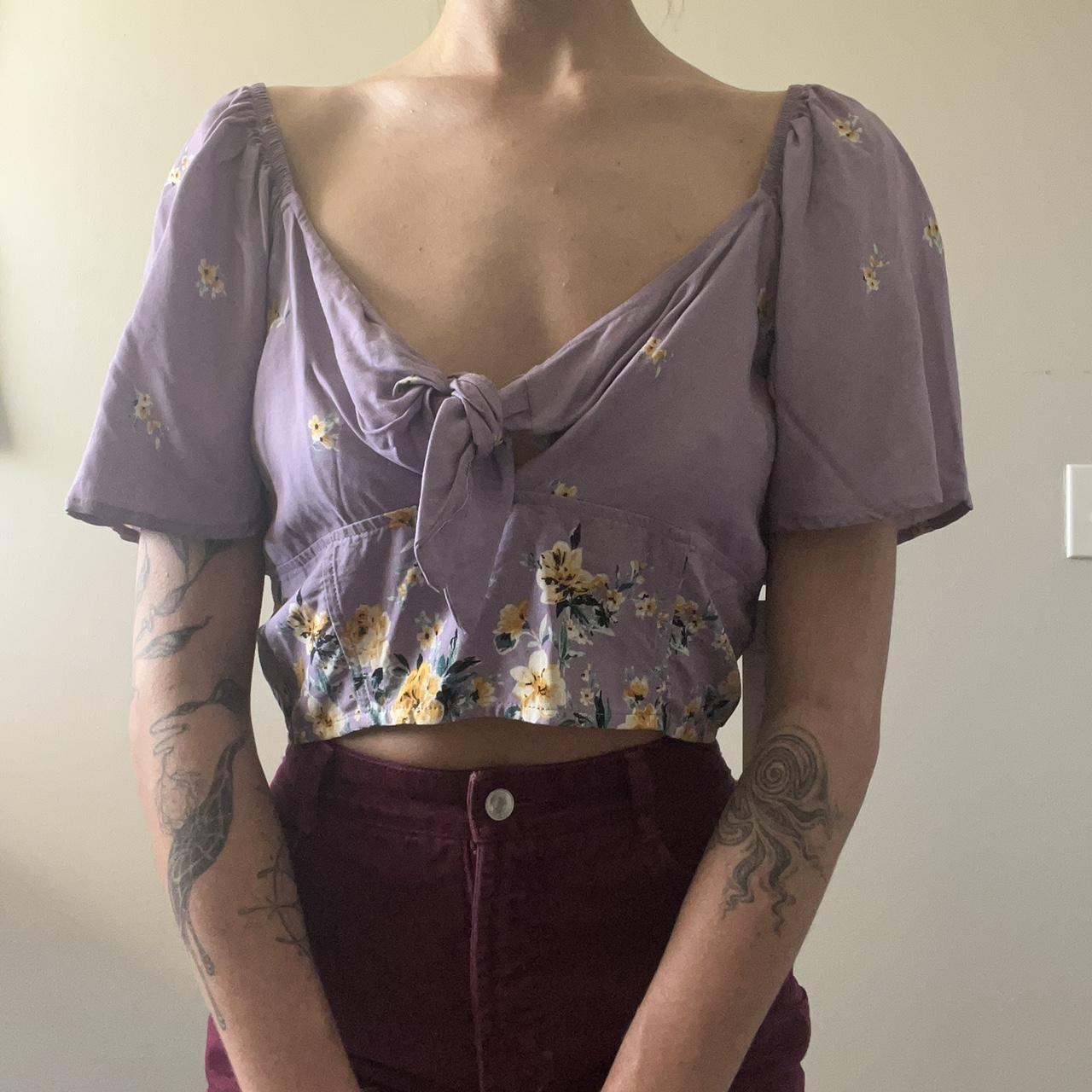 Fun & flirty crop top ~ I love this shirt, but it’s... | Depop