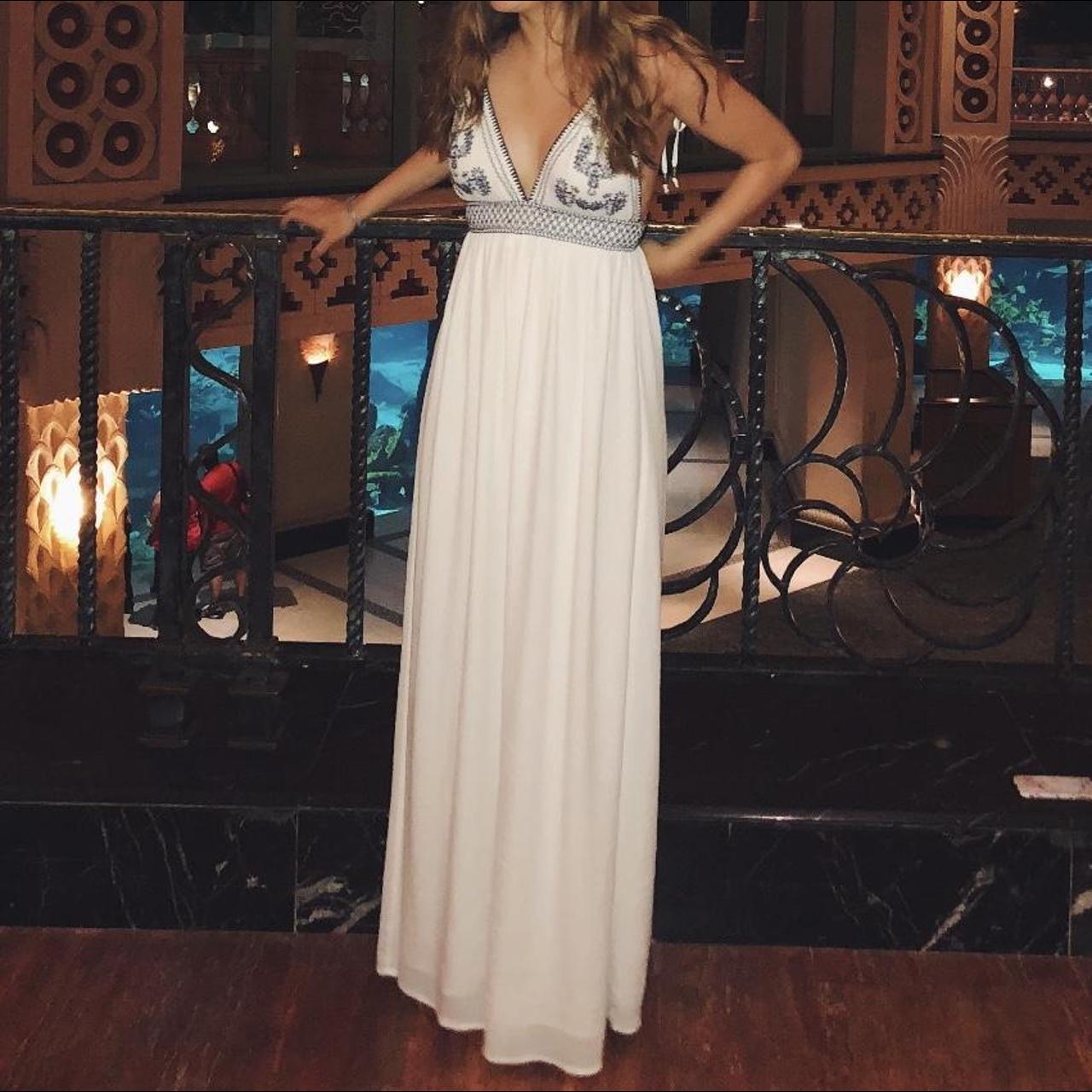 Lulus white maxi dress white and navy Size: S both... - Depop