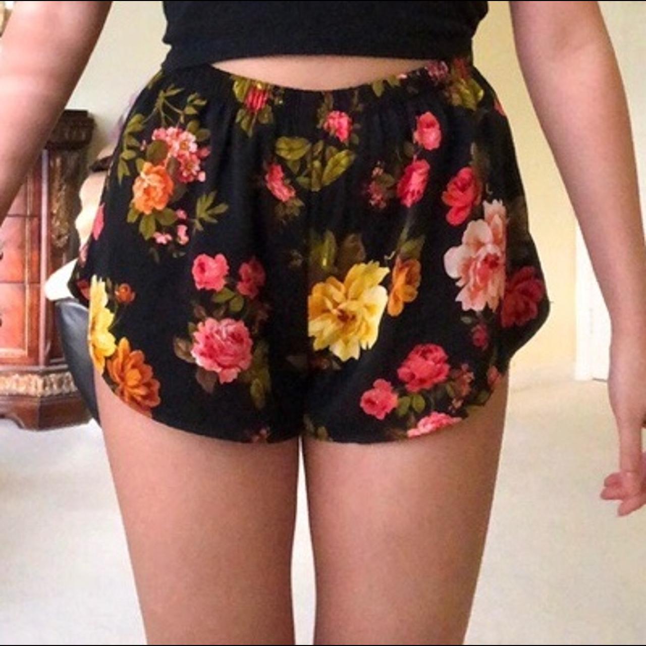 RARE FLORAL FLOWY SHORTS 🍒 super cute and intricate... - Depop