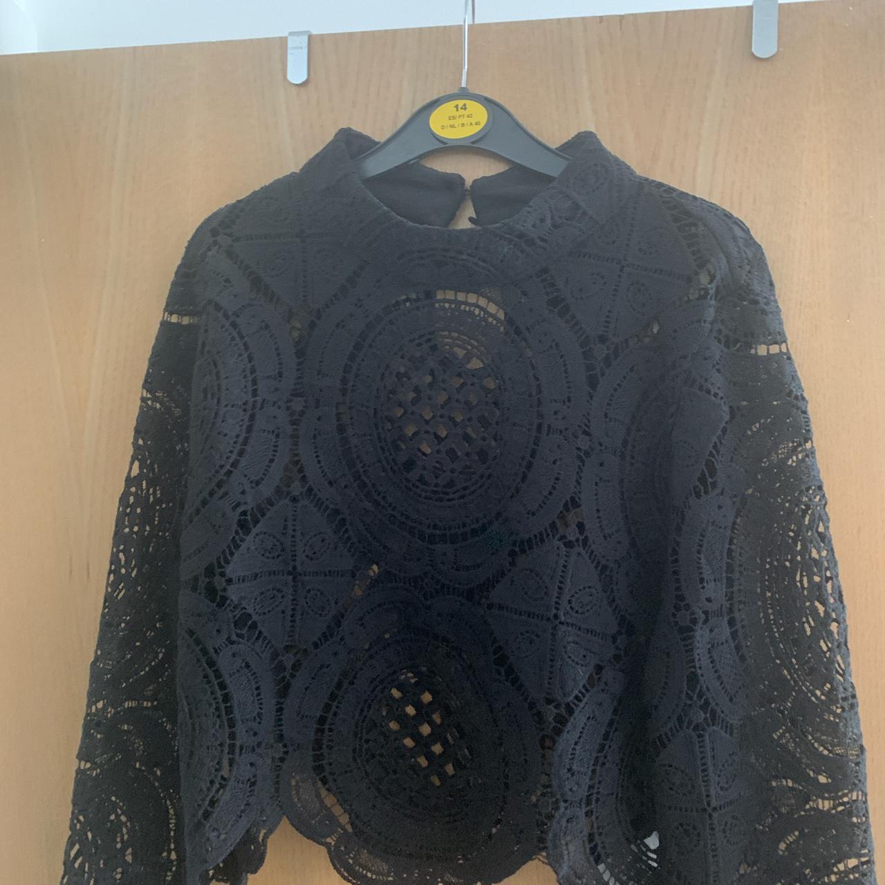 💥💥Cute boohoo crop with bell sleeves 💥💥 Size 14 with... - Depop