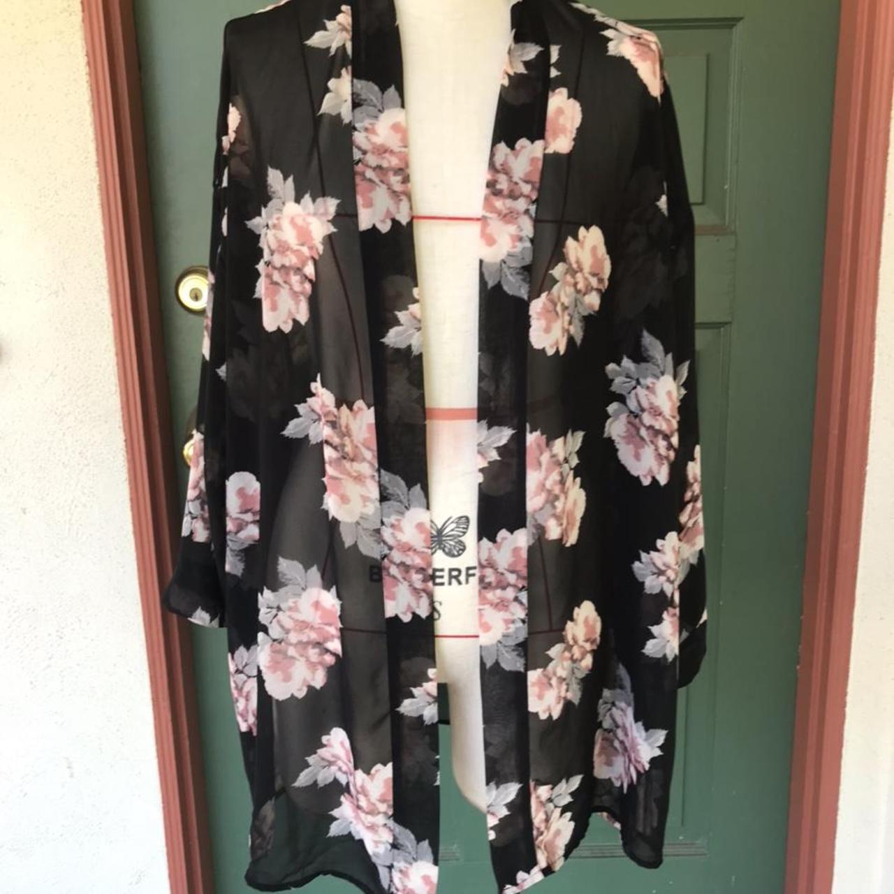 🌹Rose floral kimono🌹 Size sm/m Had the brand tag cut... - Depop