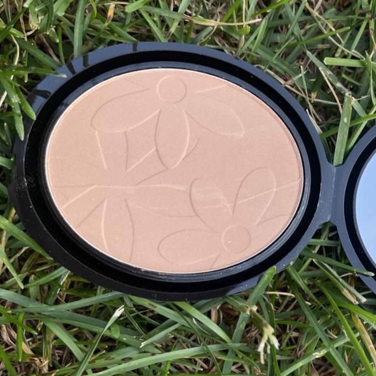 matte flower patterned bronzer , it’s labeled as a... - Depop