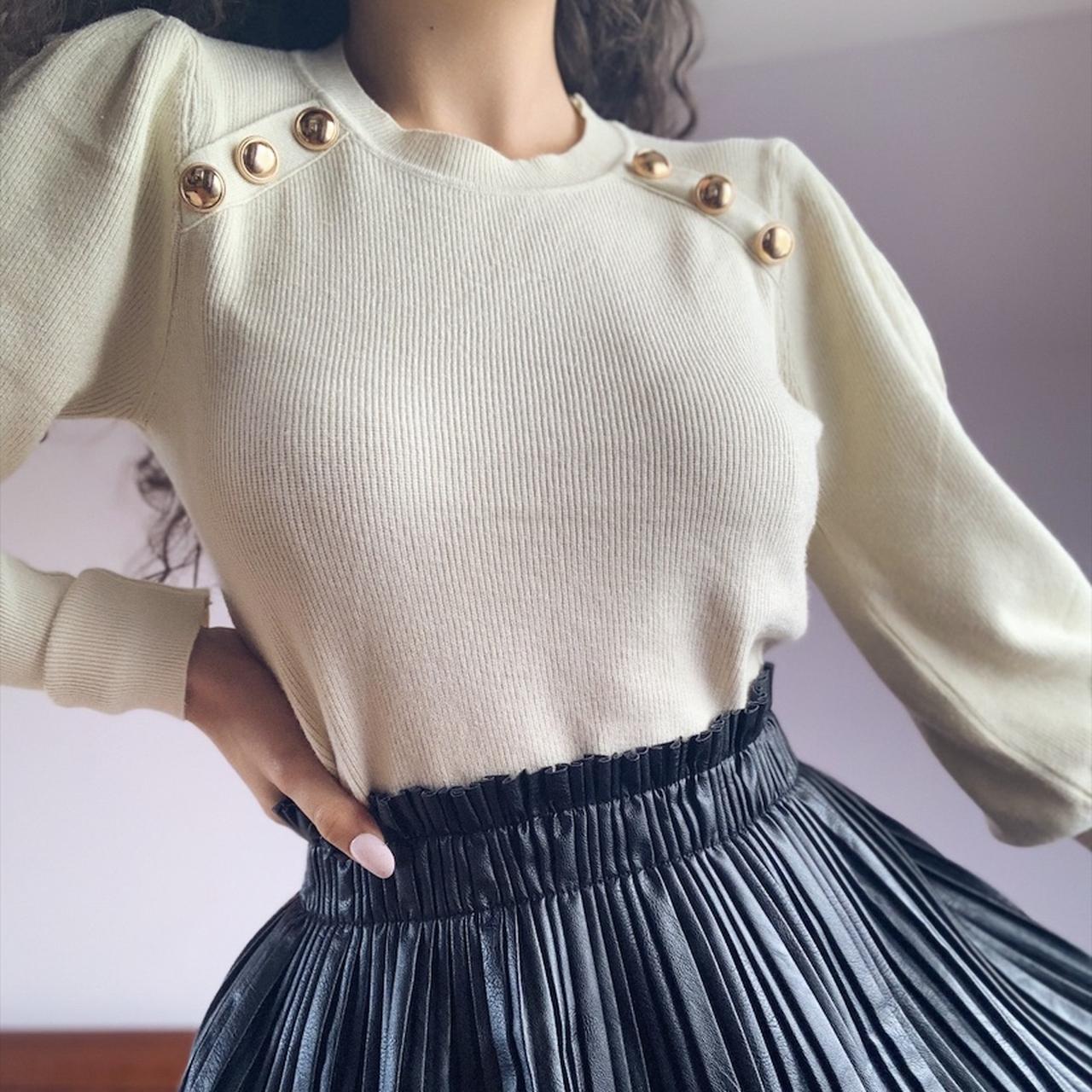 Pull Beige paules Bouffantes Avec Boutons Dor s Depop pull-beige-paules-bouffantes-avec-boutons-dor-s-depop