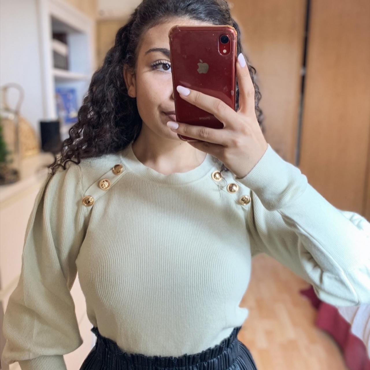 Pull Beige paules Bouffantes Avec Boutons Dor s Depop pull-beige-paules-bouffantes-avec-boutons-dor-s-depop