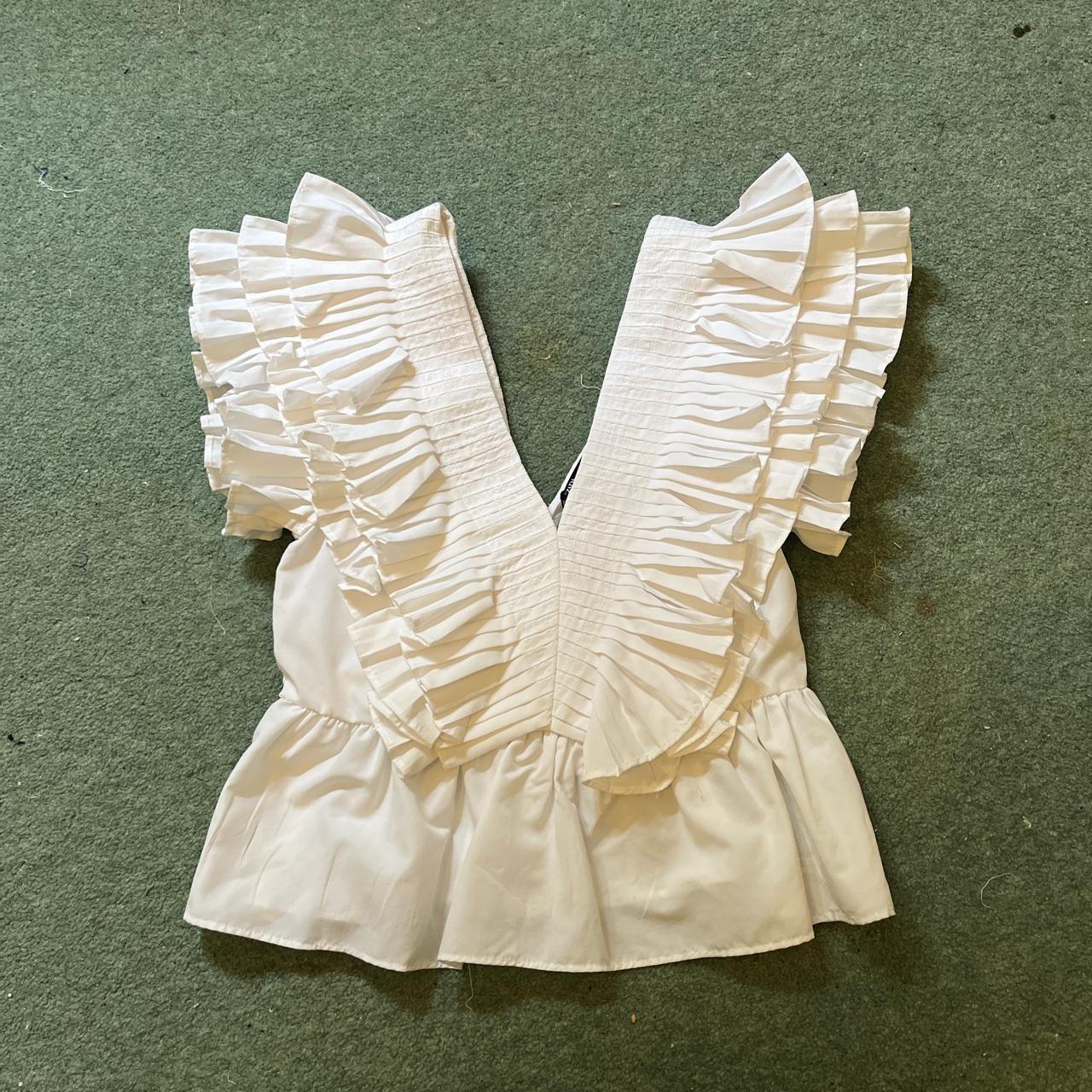 Zara white ruffle top band for first button has... - Depop