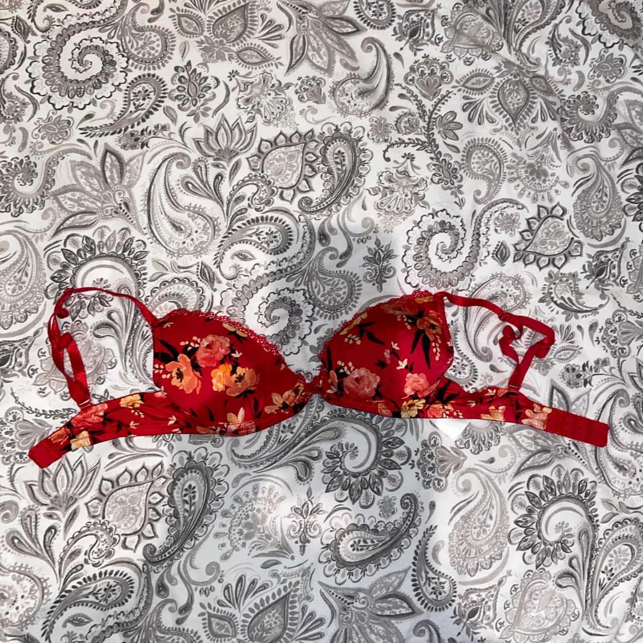 💋 Stunning and sexy red bra with floral pattern.... - Depop
