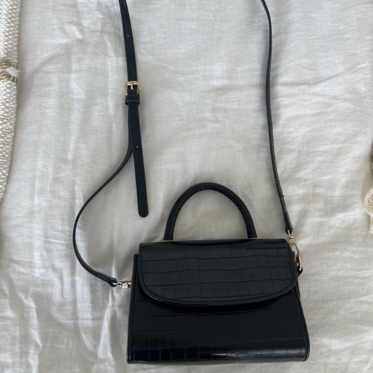 Black mini bag 🖤🖤 Perfect for a night out. Only worn... - Depop