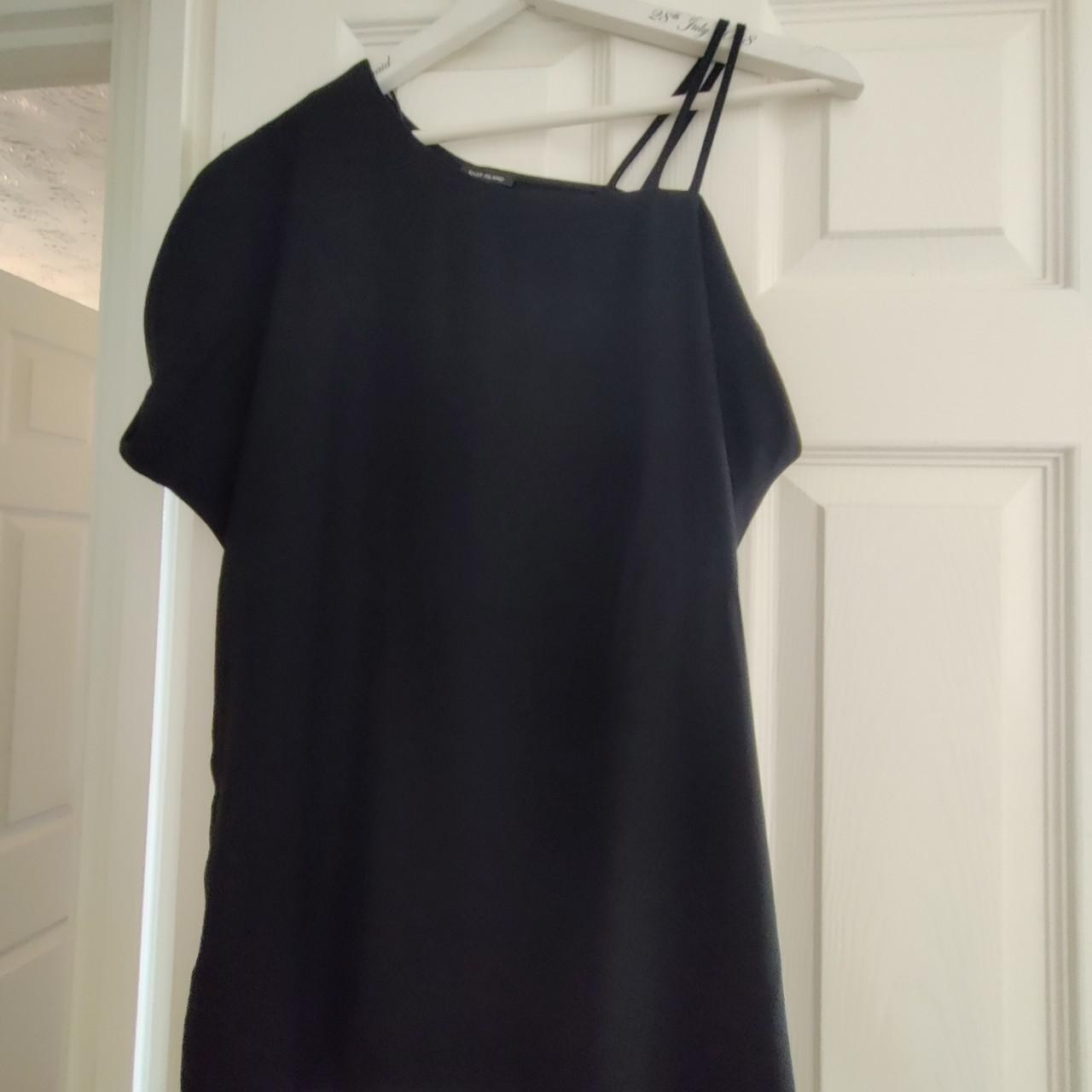 Long side split top really flatting for bigger bust... - Depop