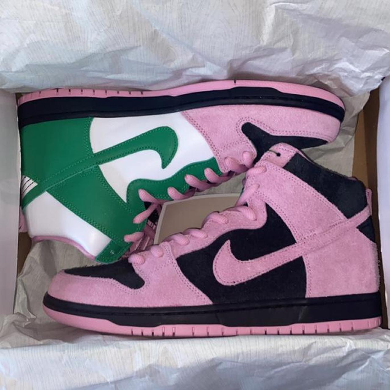 Nike Men's Pink and Green Trainers | Depop