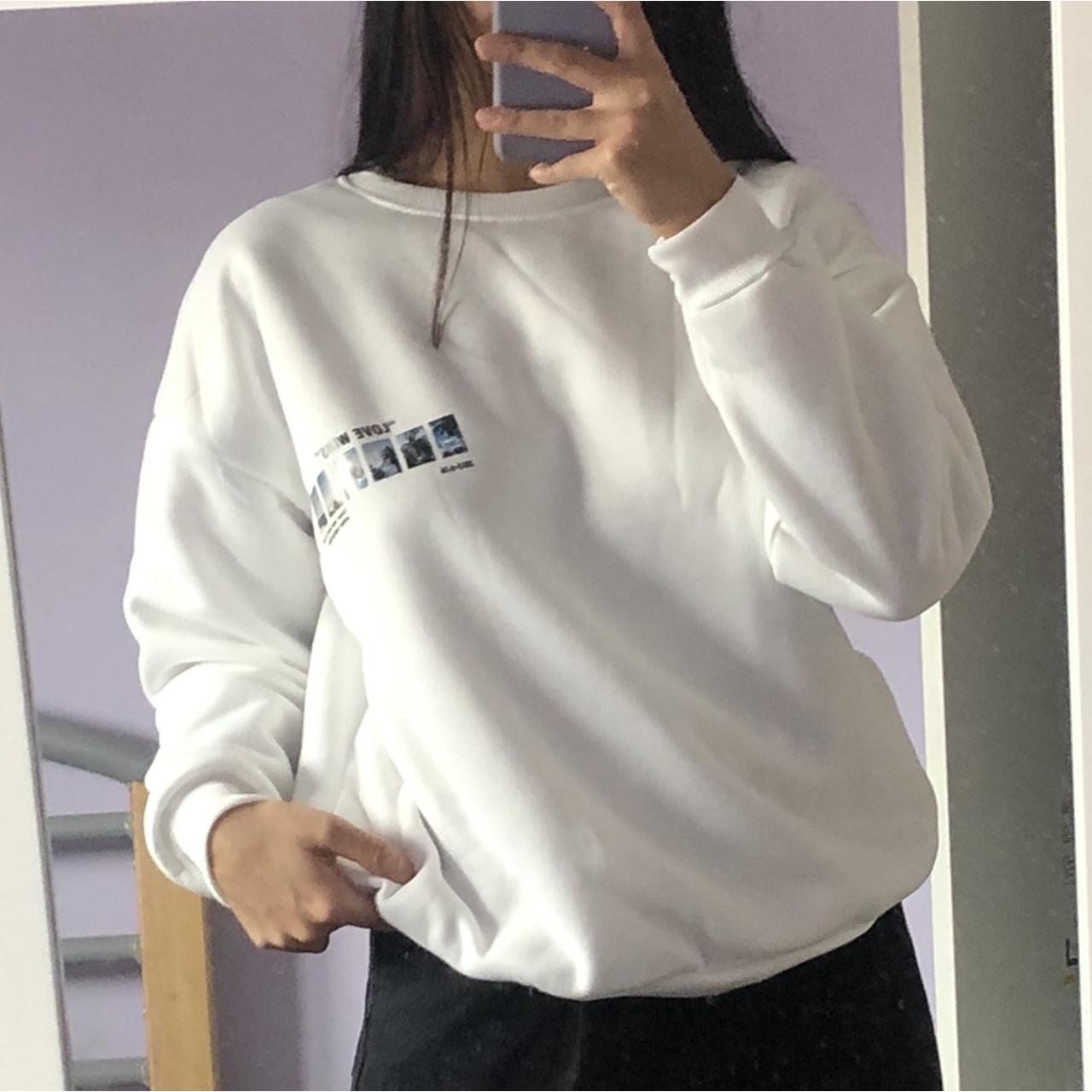 round-neck white graphic sweatshirt🤍🤍 >size M but... - Depop