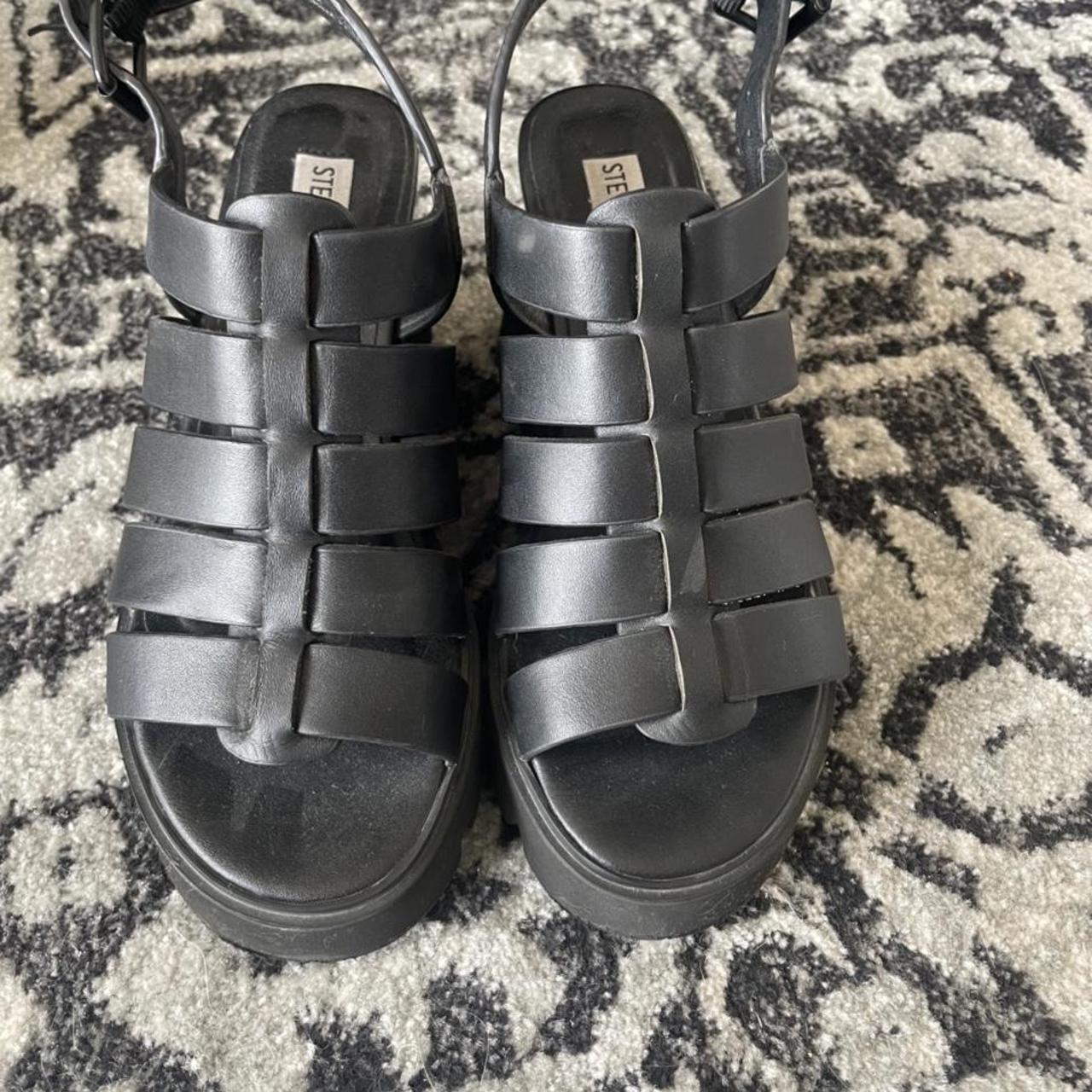 Steve Madden black wedge Sandel, worn a few times - Depop