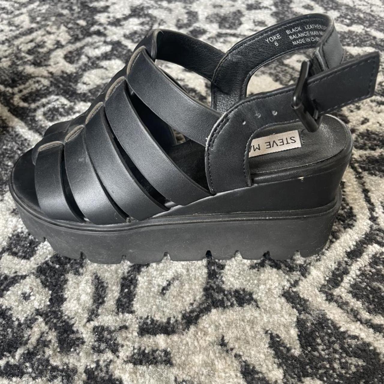 Steve Madden black wedge Sandel, worn a few times - Depop