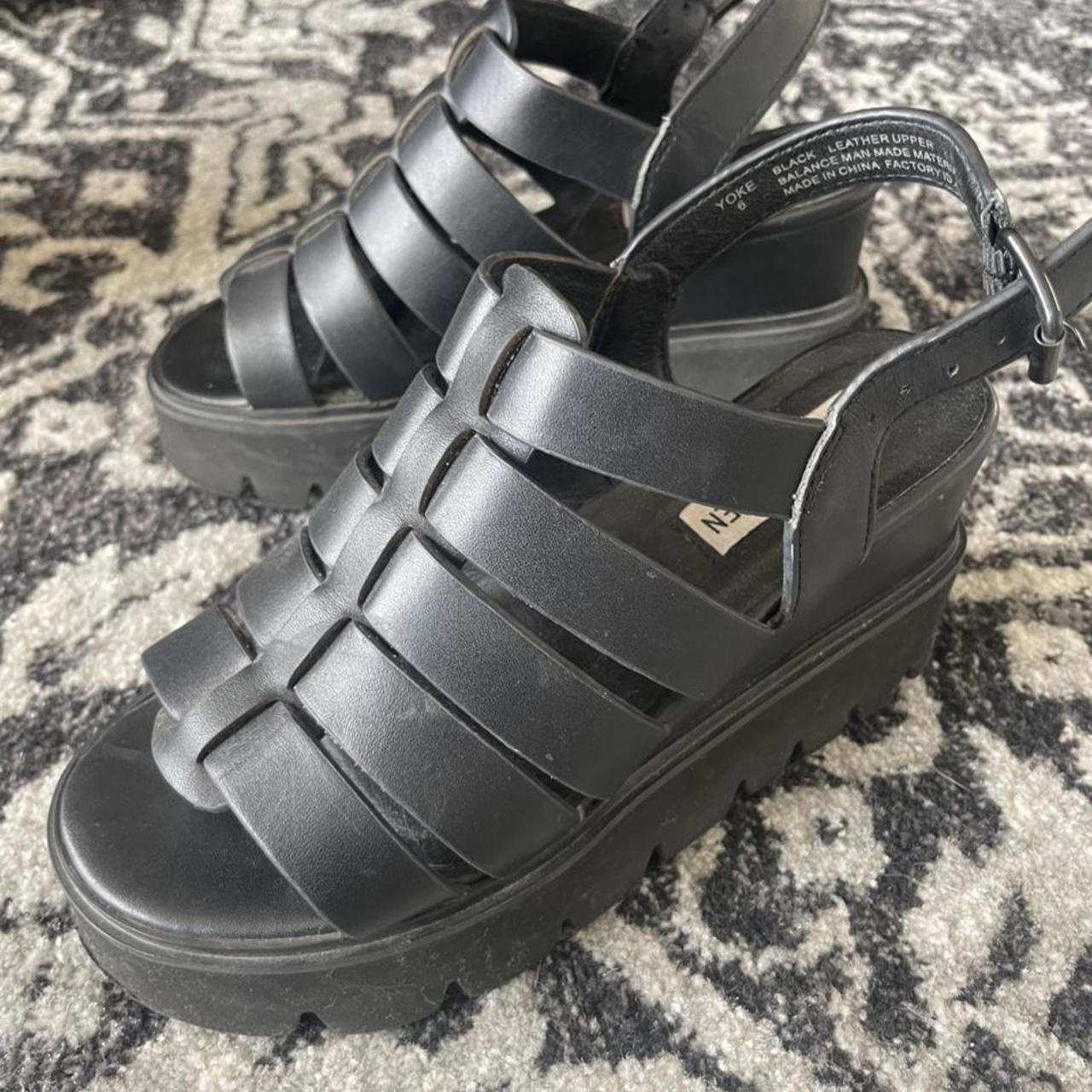 Steve Madden black wedge Sandel, worn a few times - Depop
