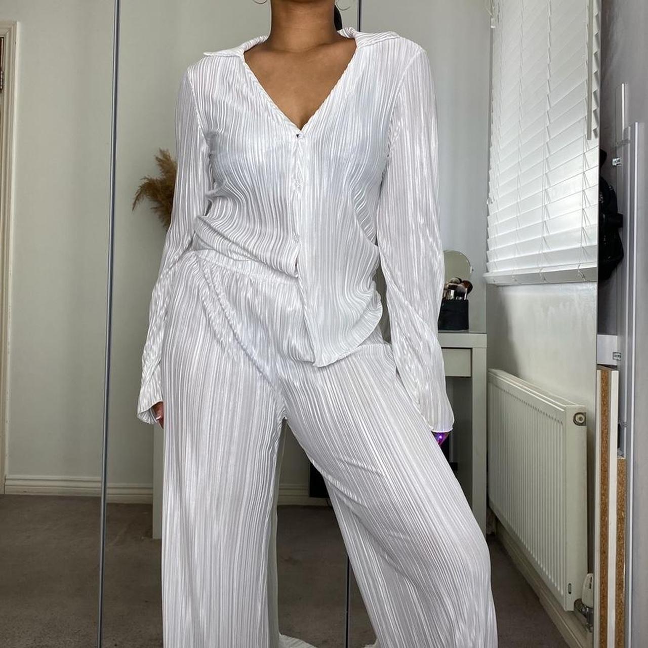 STUNNING OVERSIZED WHITE SATIN PLEATED PLISSE... - Depop