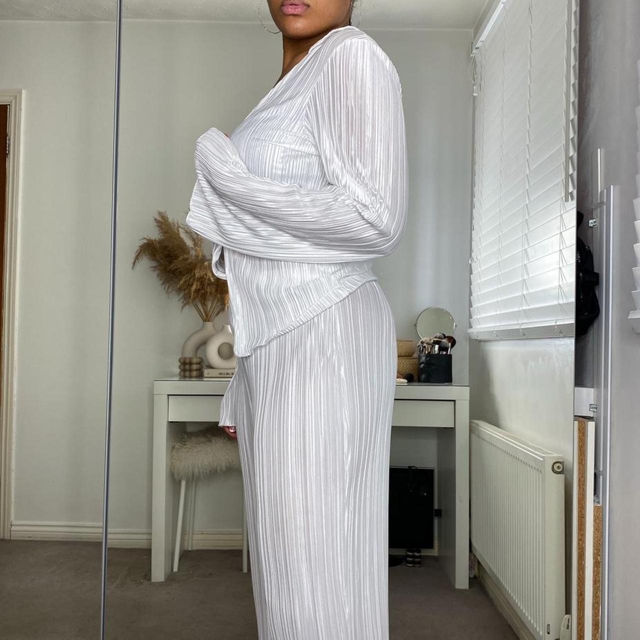 STUNNING OVERSIZED WHITE SATIN PLEATED PLISSE... - Depop