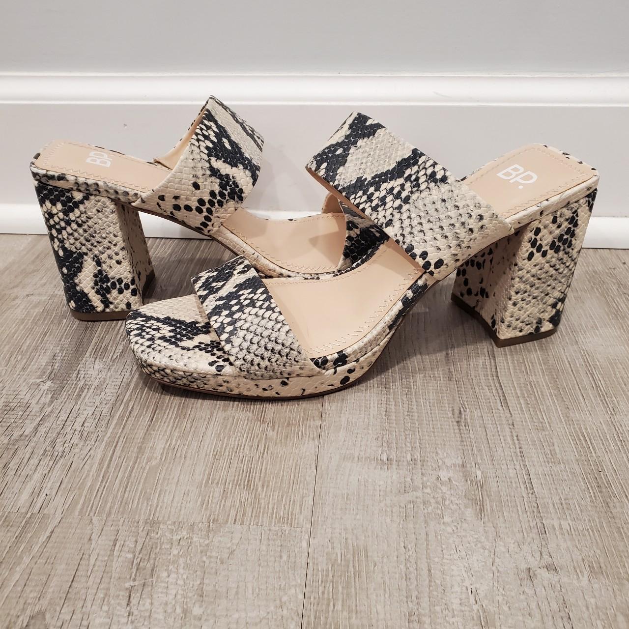 BP Women's Grey and Cream Slides | Depop