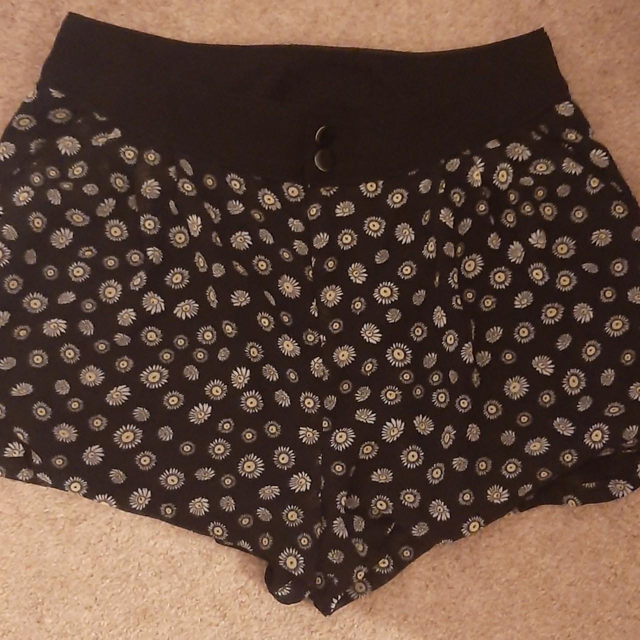 Black lined sunflower 🌻 shorts from H&M Size 12 Has... - Depop