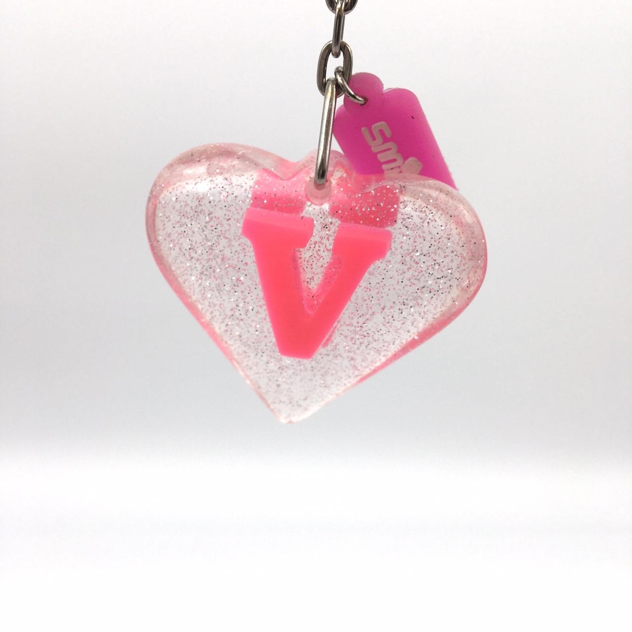 💗Smiggle 3D heart ‘V’ keychain💗 🤍BNWT🤍 #heart... - Depop