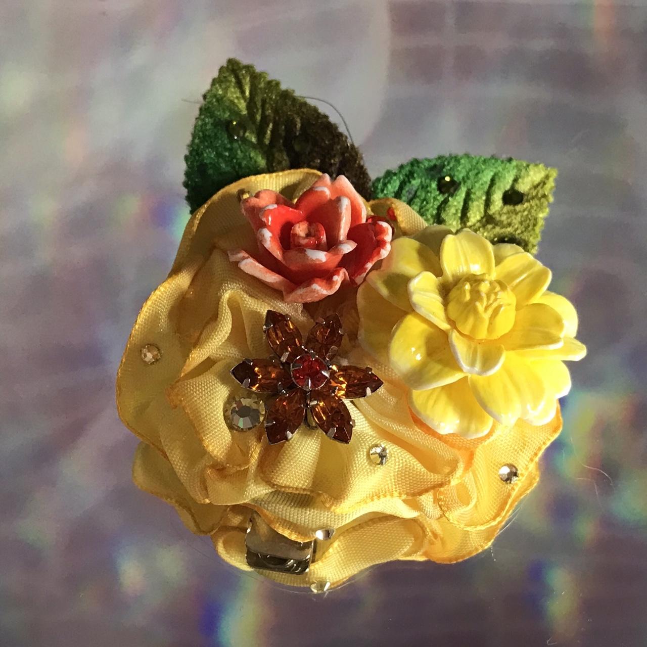 Tarina Tarantino yellow clip Message me with... - Depop