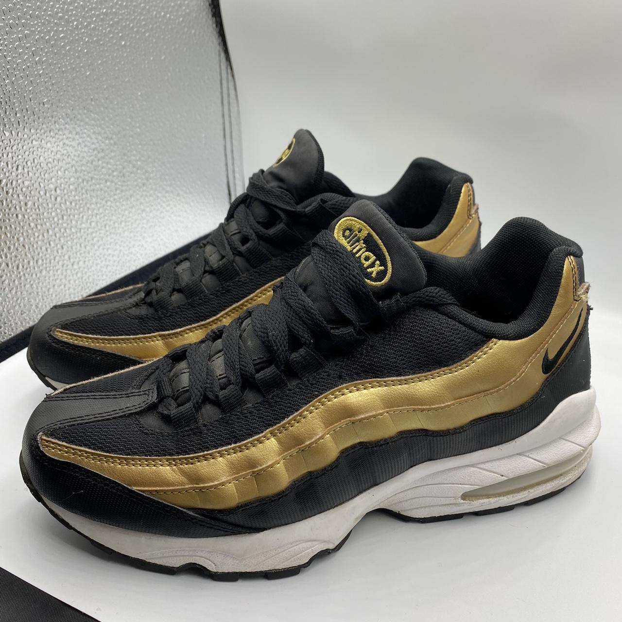 Nike Women's Black and Gold Trainers | Depop