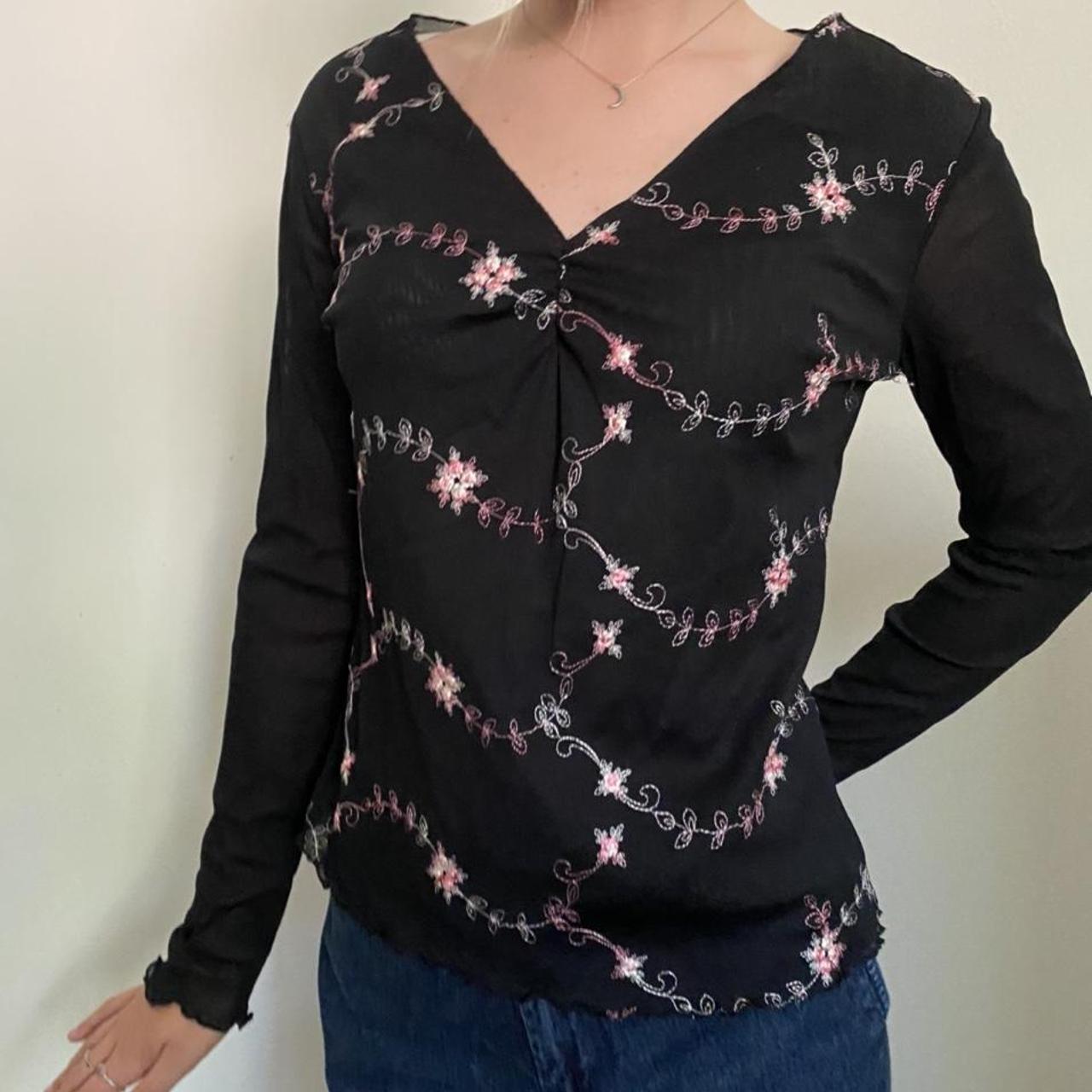 Dainty floral top. Best fits L DM for measurements - Depop