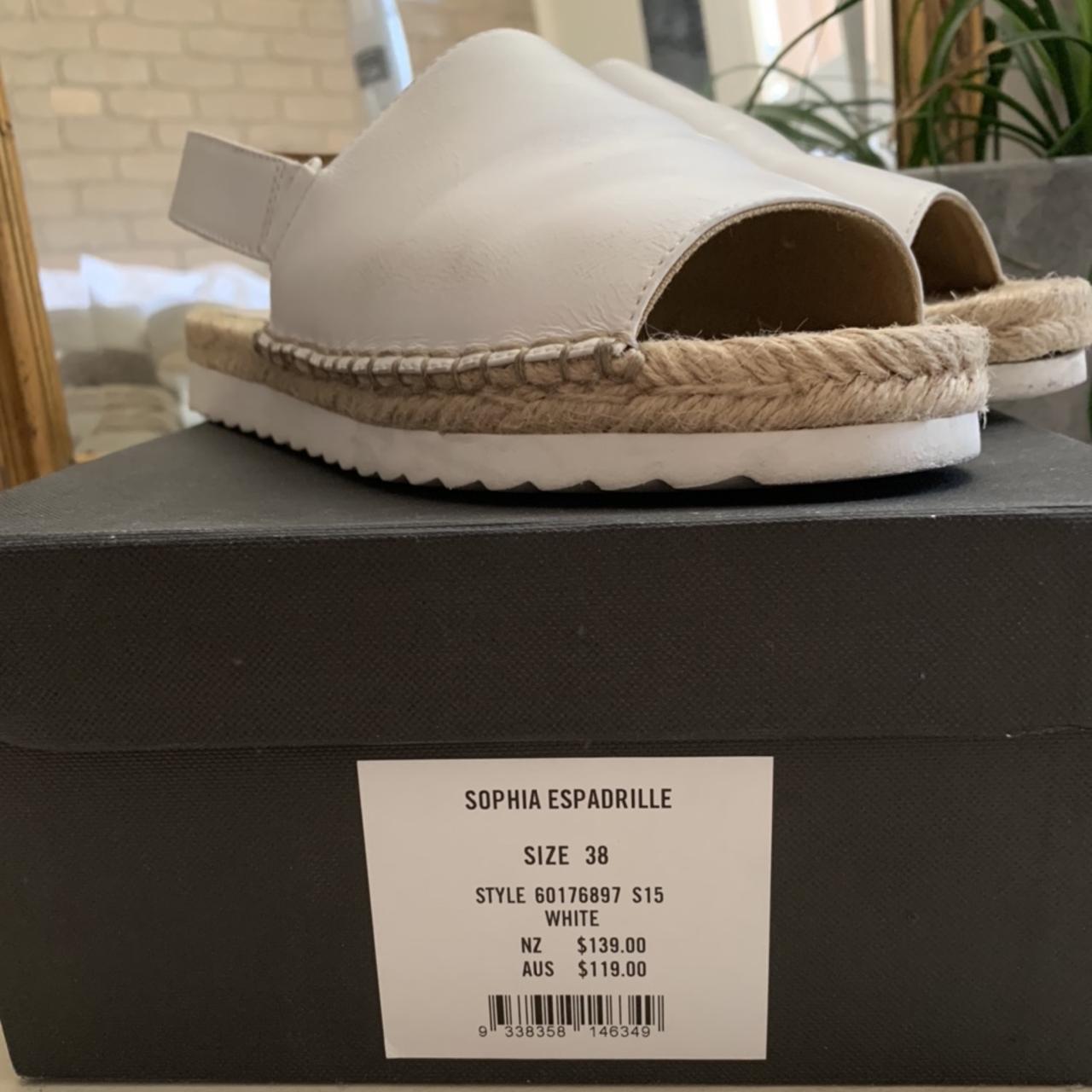 Country road white sandals! Only worn once because... - Depop