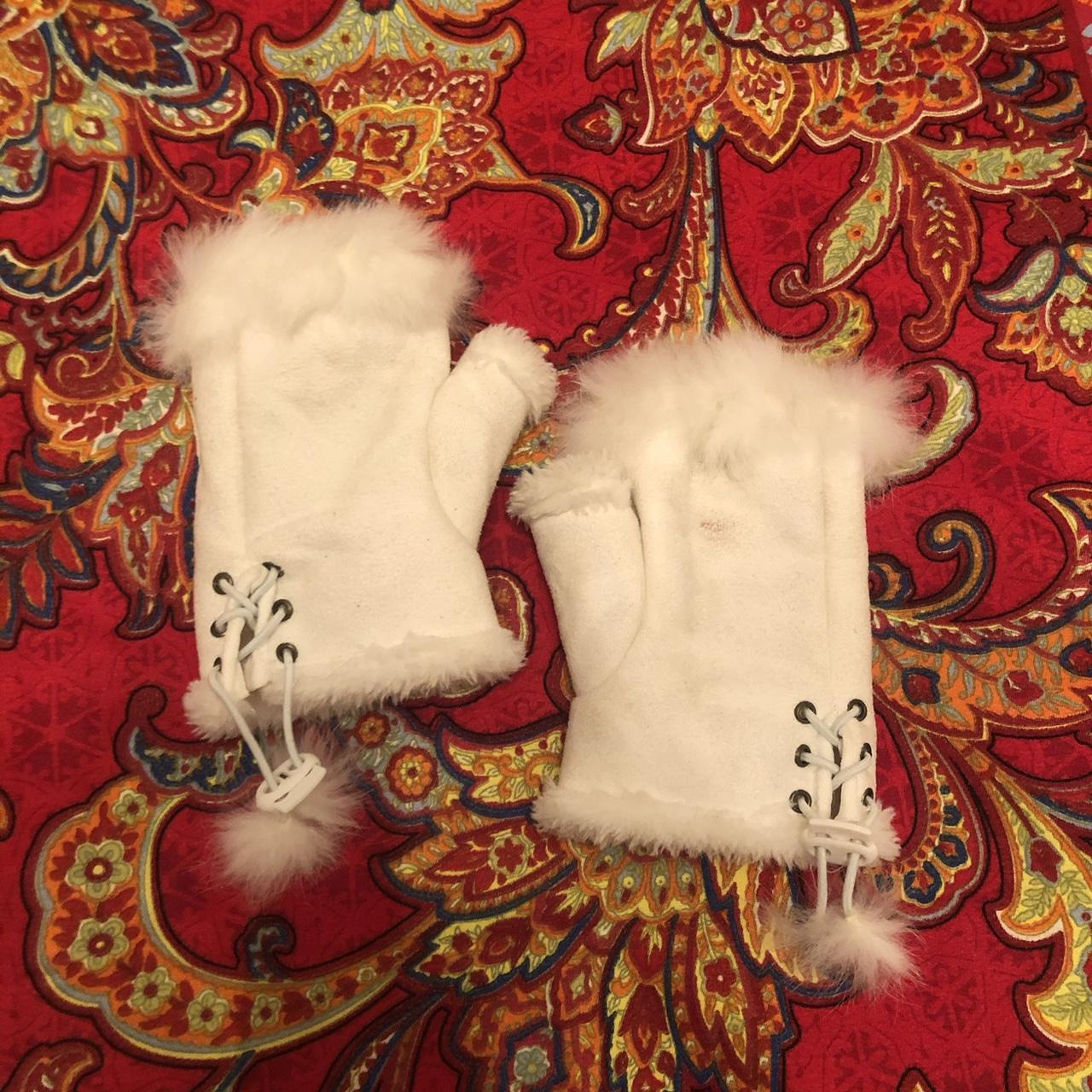 White boujee fur gloves *******SHIPPING: Please... - Depop