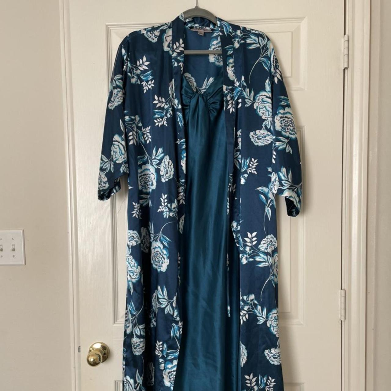 Victoria's Secret Women's Blue and White Robe | Depop