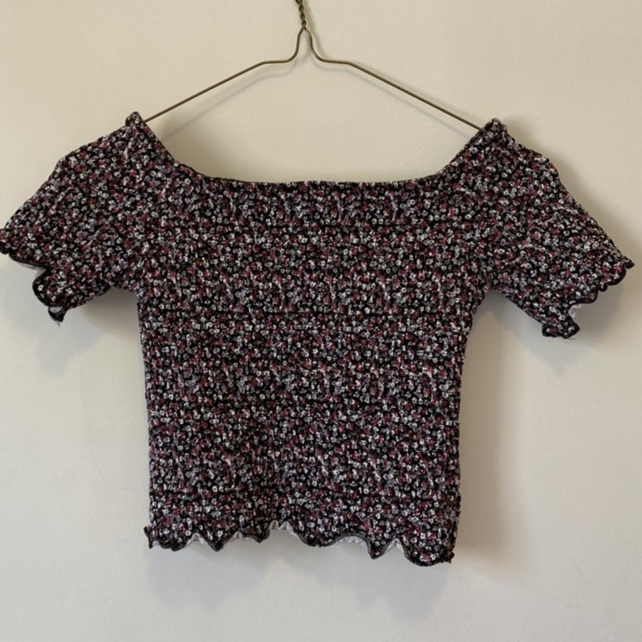 The cutest subdued floral top stretchy and rlly soft... - Depop