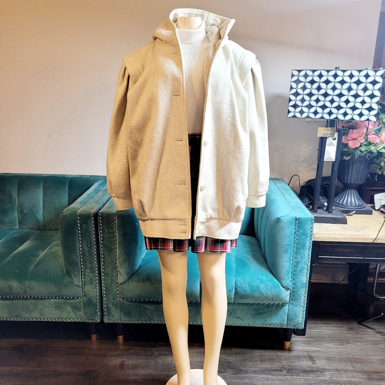 MAGGIE LAWRENCE COLLECTION 6 BUTTON UP VERY ... - Depop