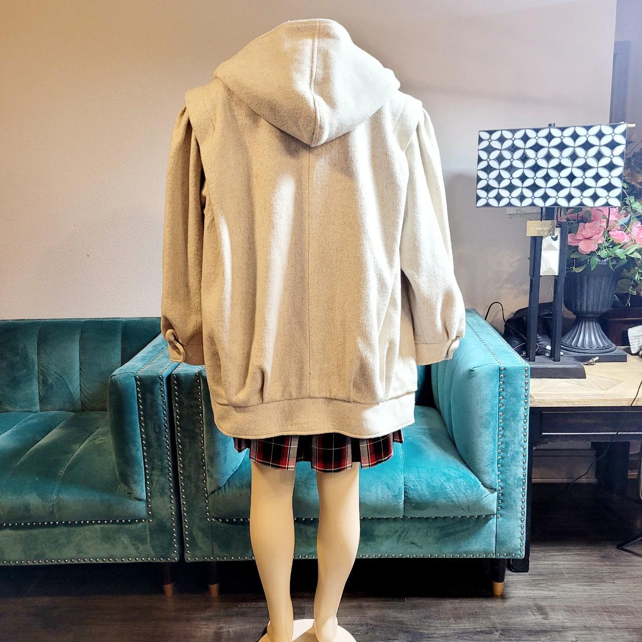 MAGGIE LAWRENCE COLLECTION 6 BUTTON UP VERY ... - Depop