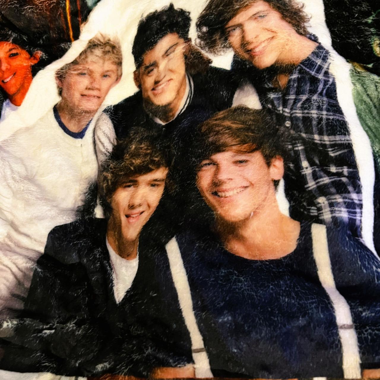 Preowned, black/red/white/blue, One Direction... - Depop