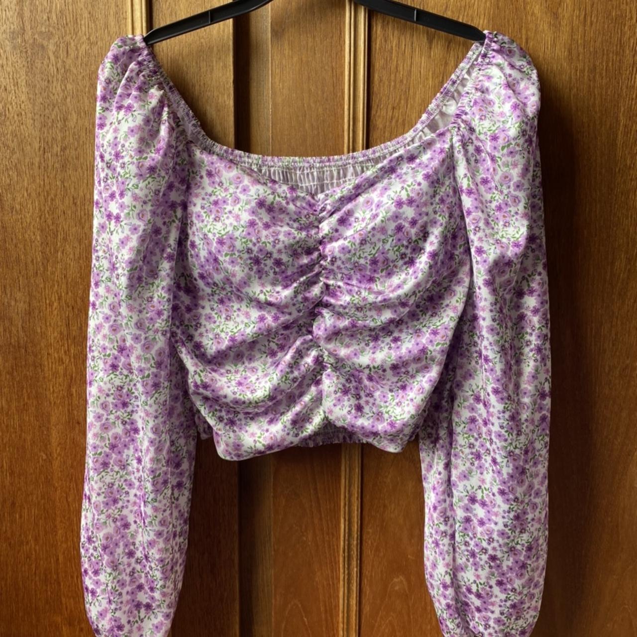 Cute floral lilac crop top, with padding in the... - Depop