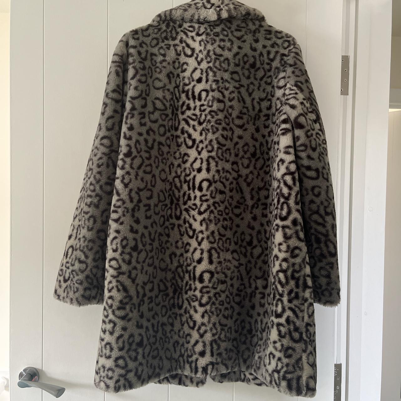 Beautiful faux fur coat in leopard print. Only worn... - Depop