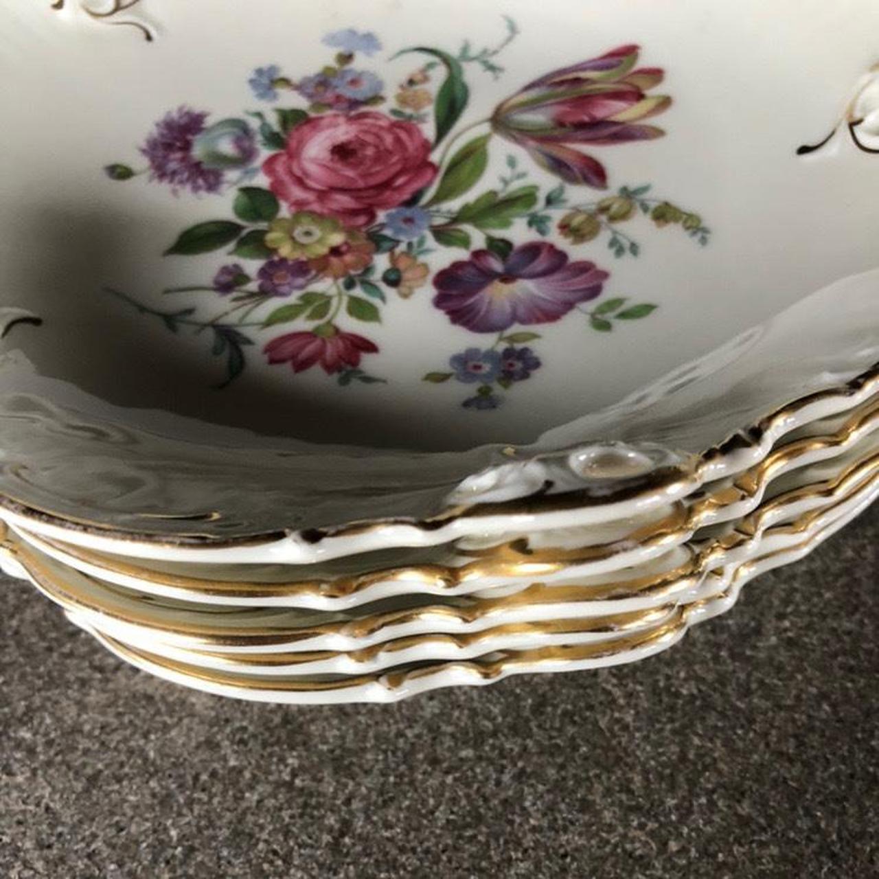 Set di cinque piatti / centrotavola in porcellana... - Depop